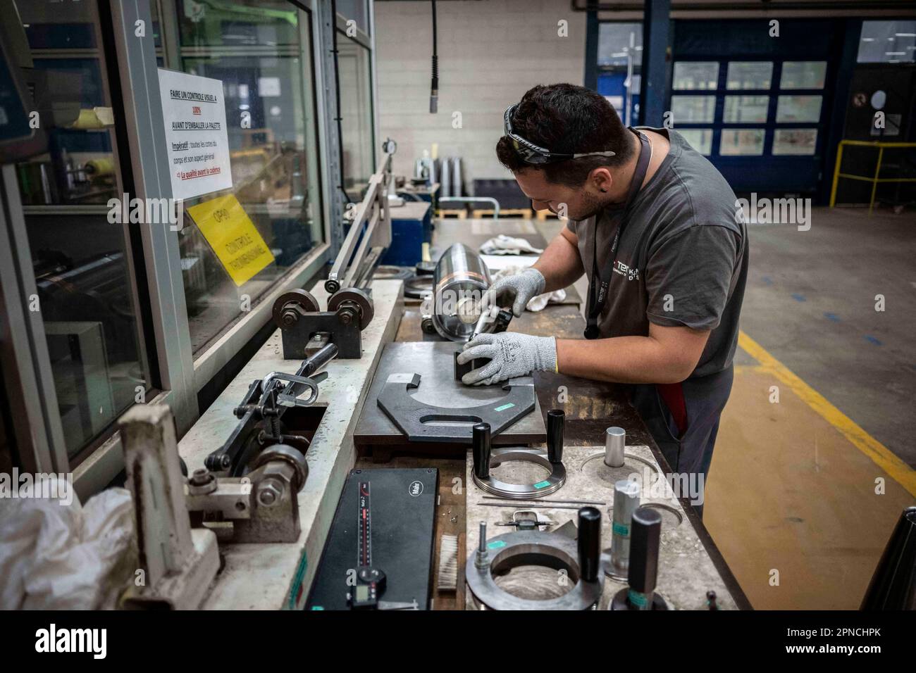 Questa fotografia mostra una conchiglia 155 per la pistola Cesar in fase di produzione all ...