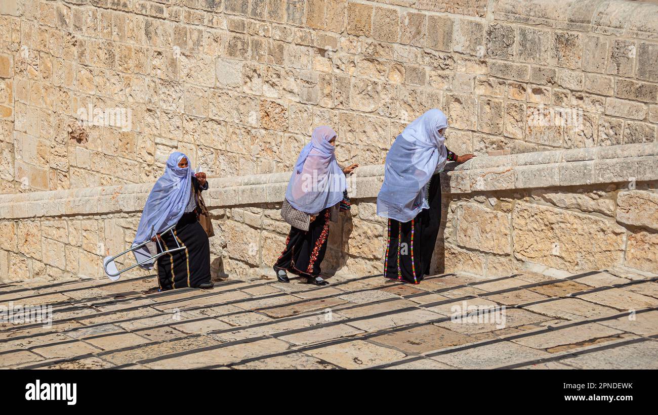 Traditional palestinian dress immagini e fotografie stock ad alta ...