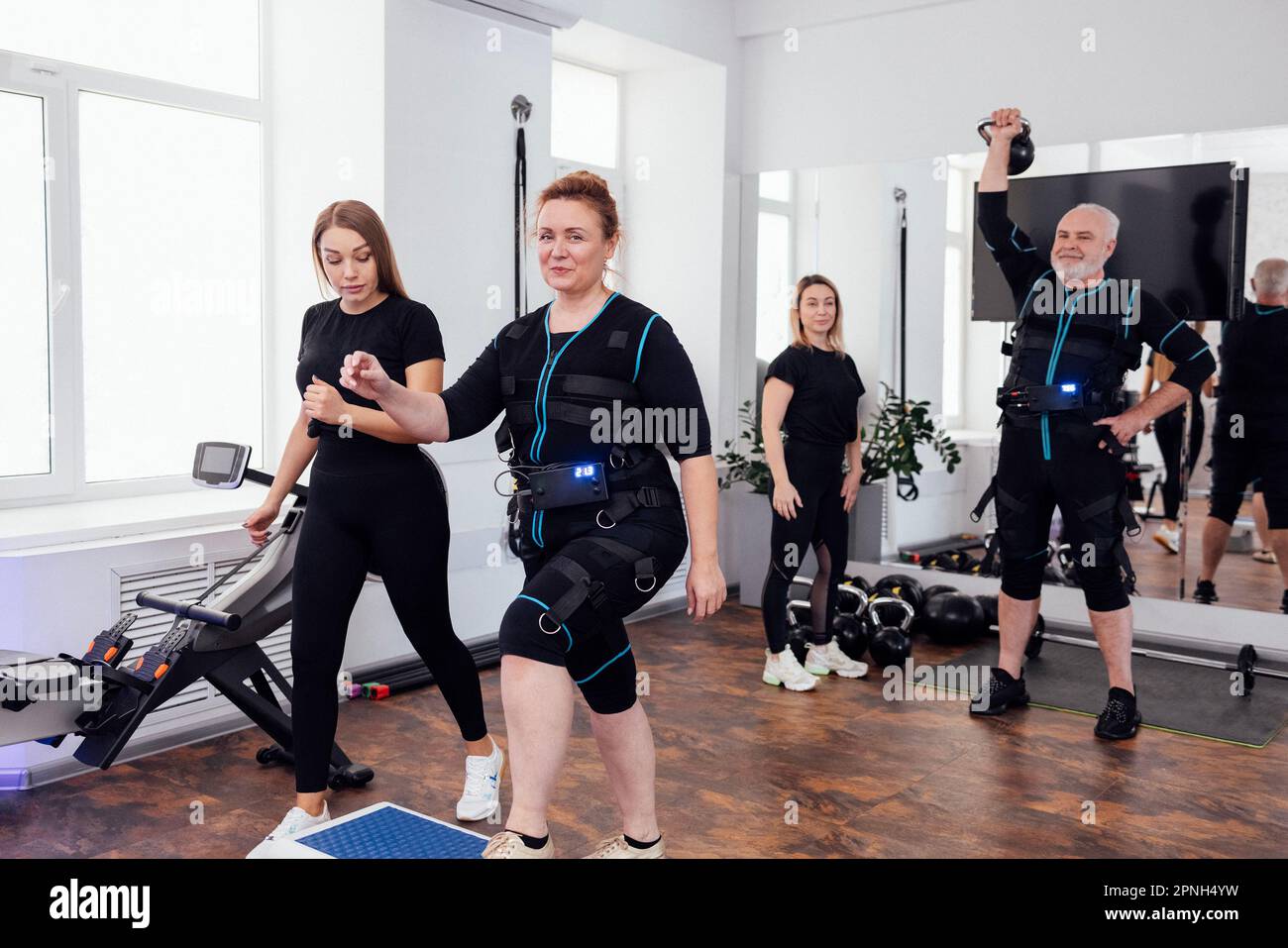 Mature woman with personal trainer immagini e fotografie stock ad alta ...