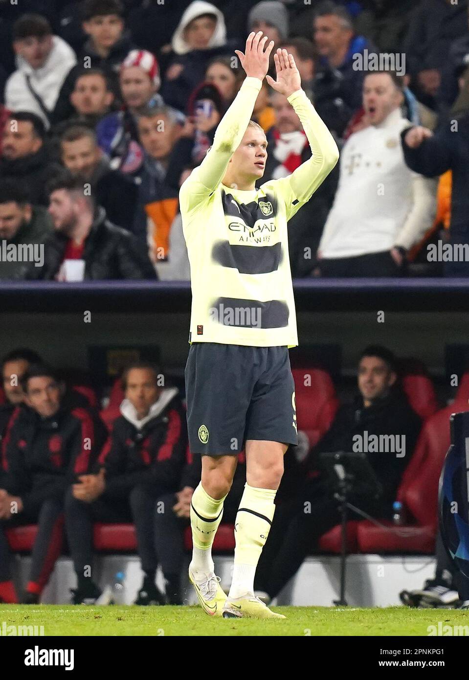 Erling Haaland di Manchester City applaude i tifosi dopo essere stato ...