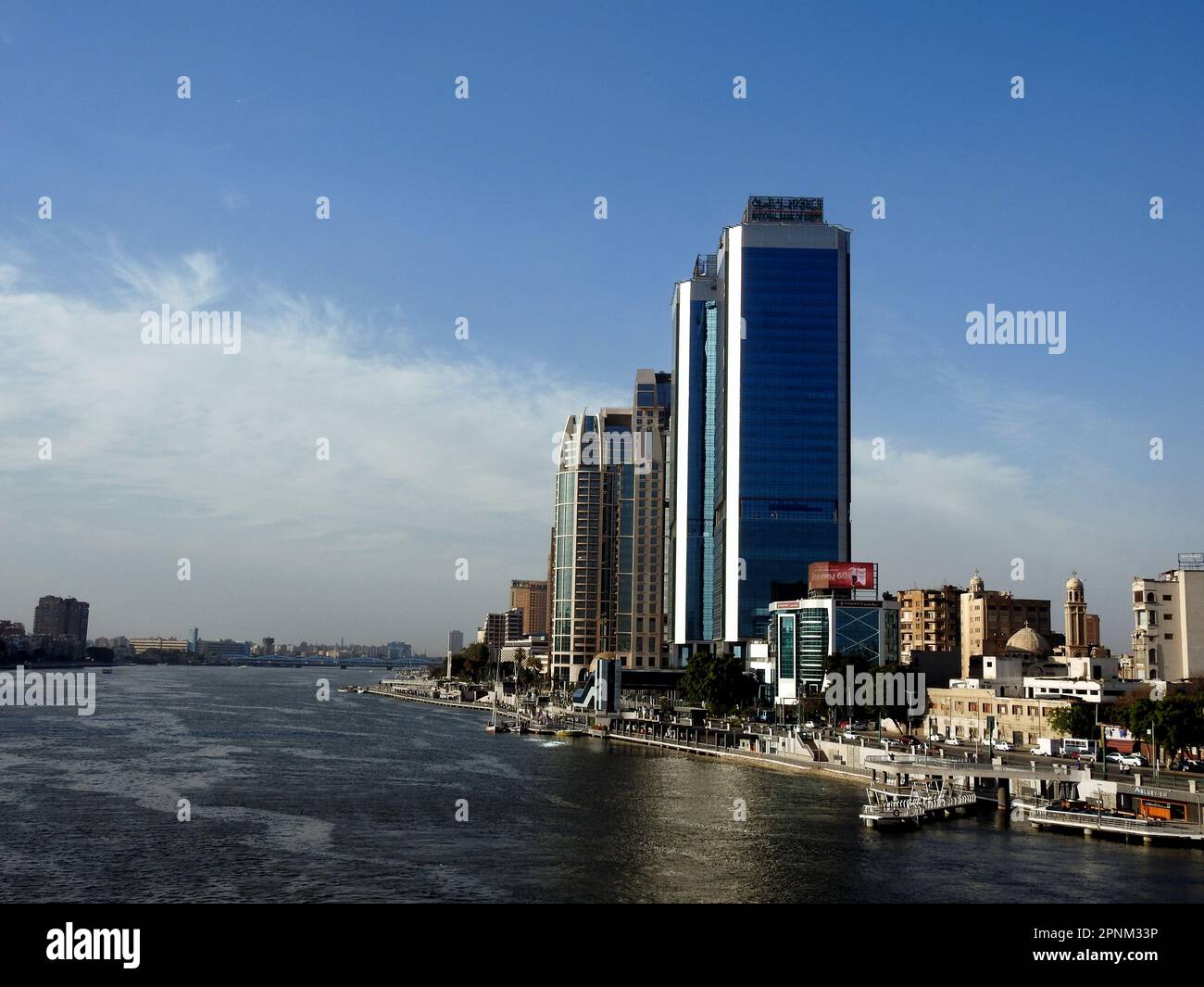 Cairo, Egitto, aprile 16 2023: Il fiume Nilo d'Egitto con edifici ...