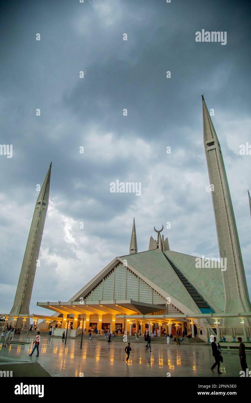 La Moschea di Shah Faisal (Masjid) giorno nuvoloso, la moderna ...