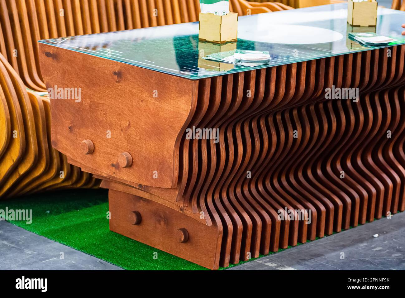 Mobili parametrici in legno. Tabella parametrica Foto stock - Alamy