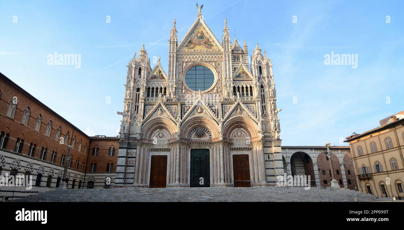 La cattedrale di Siena Santa Maria Assunta è costruita in stile ...