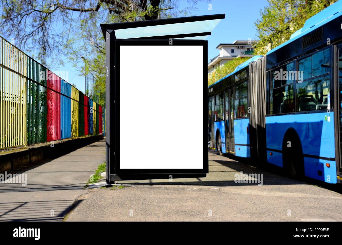 riparo autobus con cartello luminoso. modello mockup. pannello di vetro ...