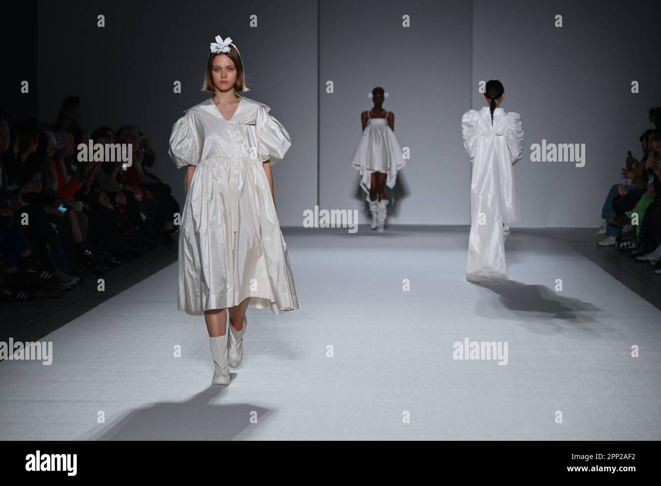 Il V&A ha ospitato una sfilata di passerelle al museo , Fashion in ...