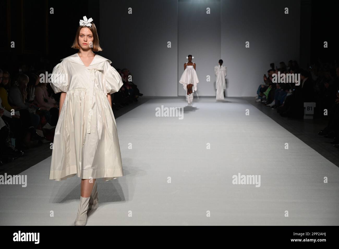 Il V&A ha ospitato una sfilata di passerelle al museo , Fashion in ...