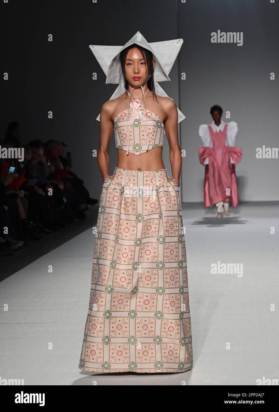 Il V&A ha ospitato una sfilata di passerelle al museo , Fashion in ...