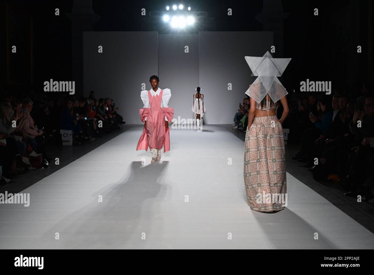 Il V&A ha ospitato una sfilata di passerelle al museo , Fashion in ...