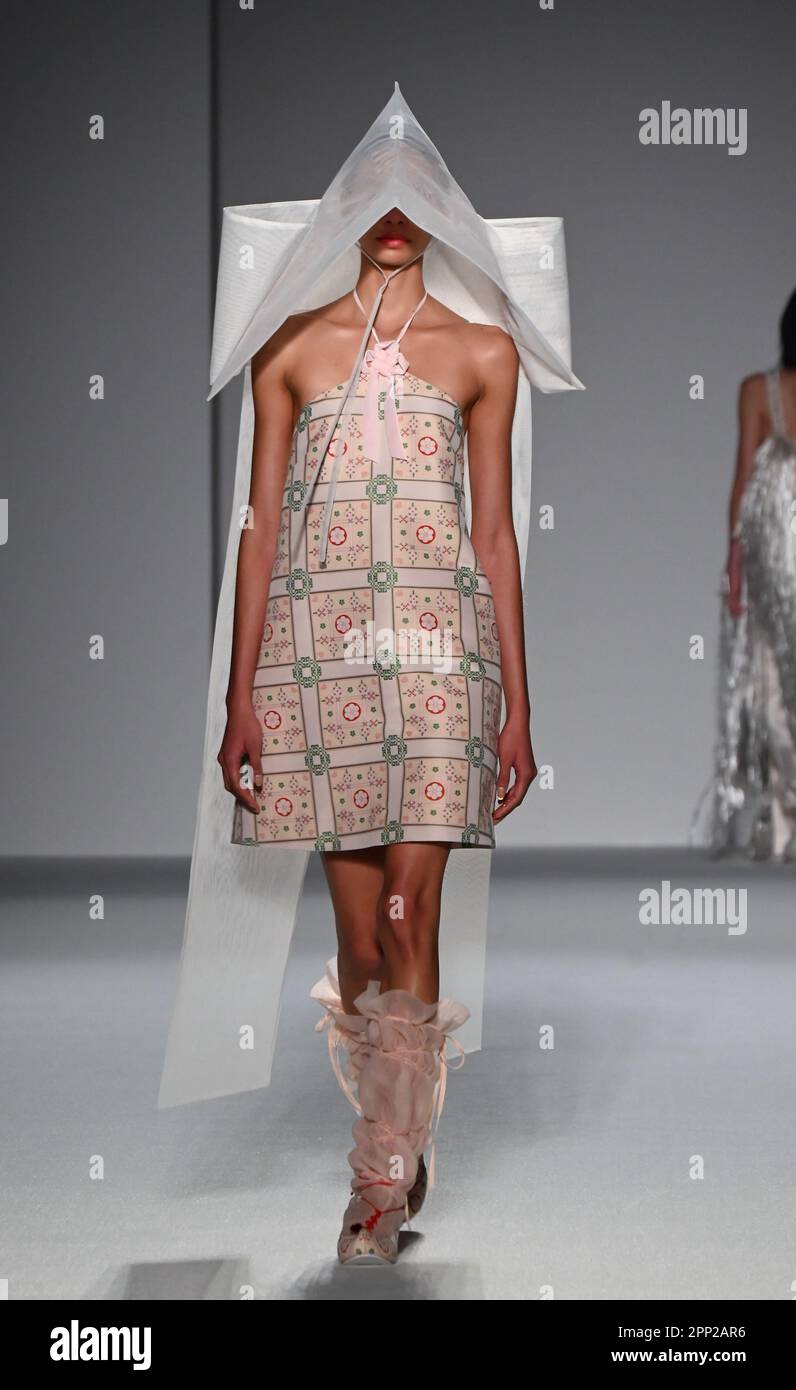 Il V&A ha ospitato una sfilata di passerelle al museo , Fashion in ...