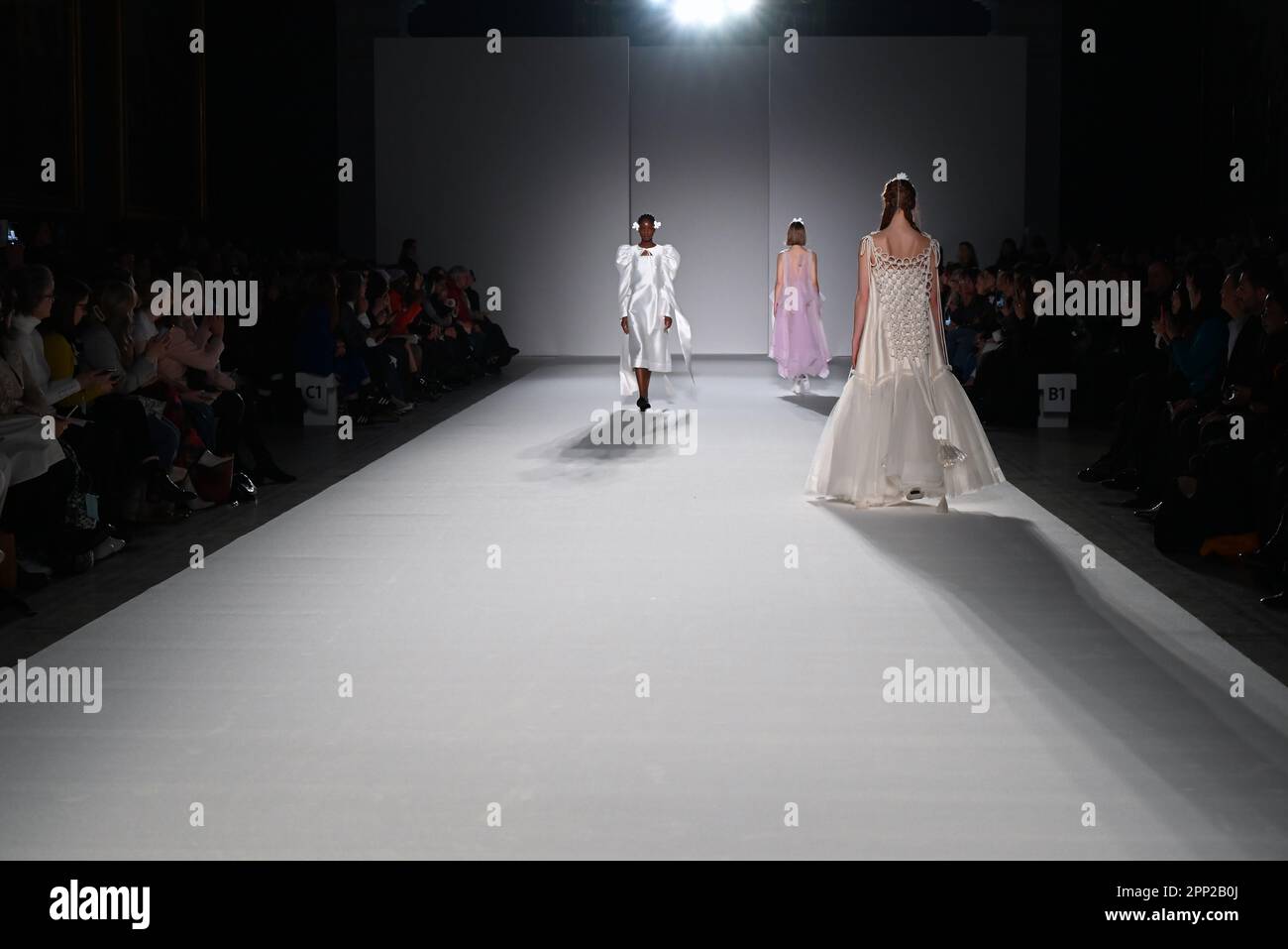 Il V&A ha ospitato una sfilata di passerelle al museo , Fashion in ...