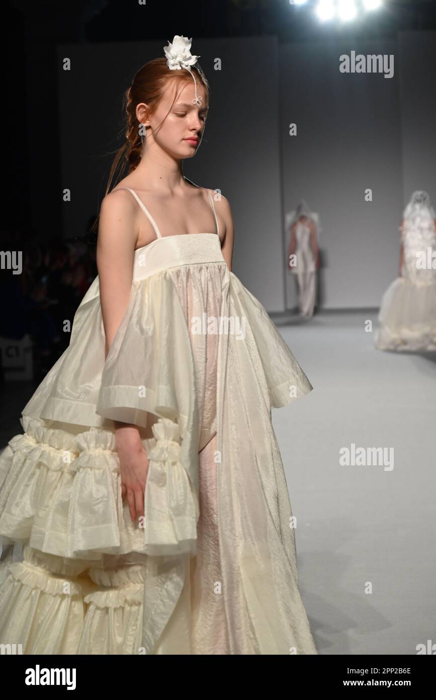 Il V&A ha ospitato una sfilata di passerelle al museo , Fashion in ...