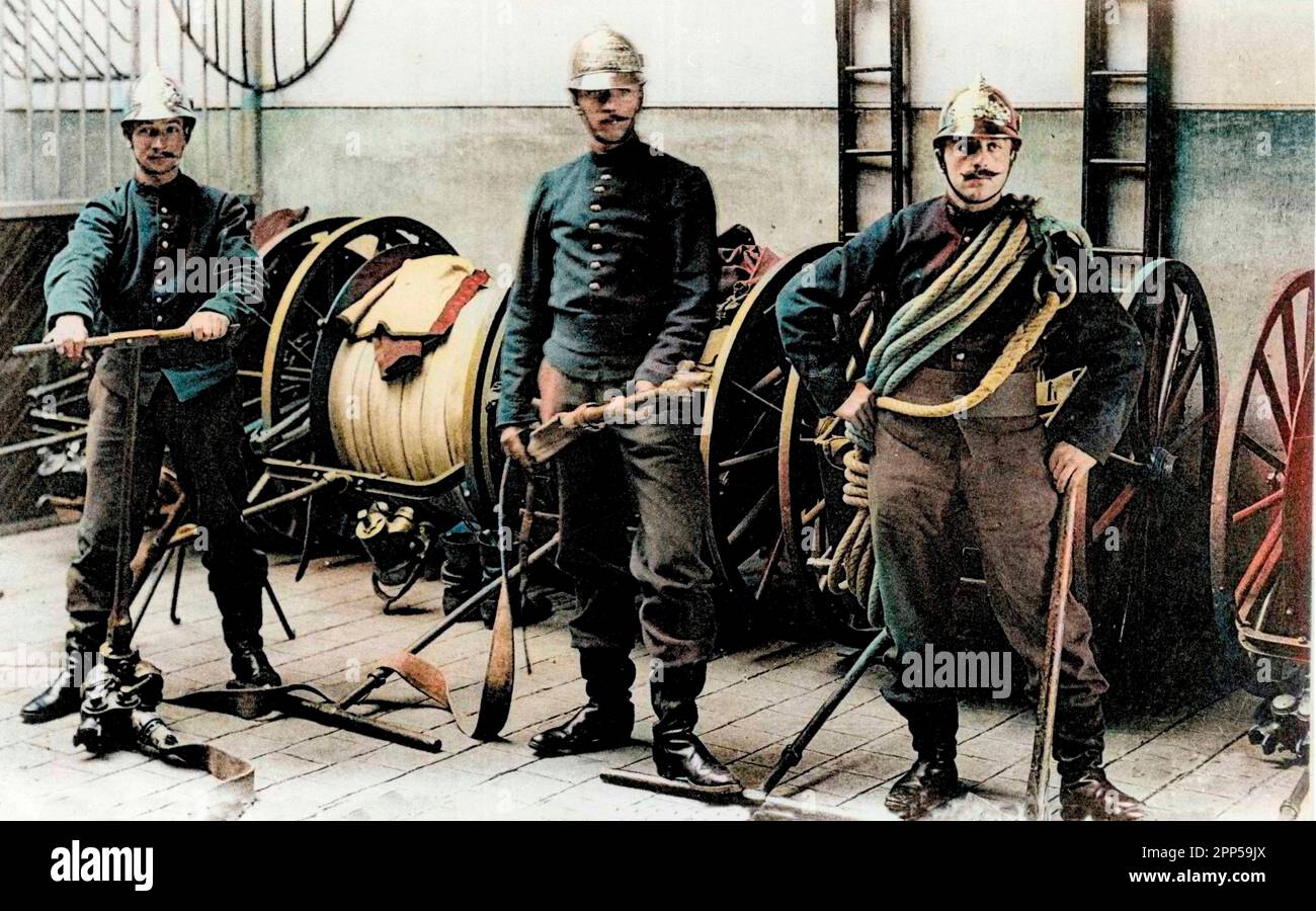 Carte postali des pompiers de la ville de Paris: sapieur ouvrant une ...