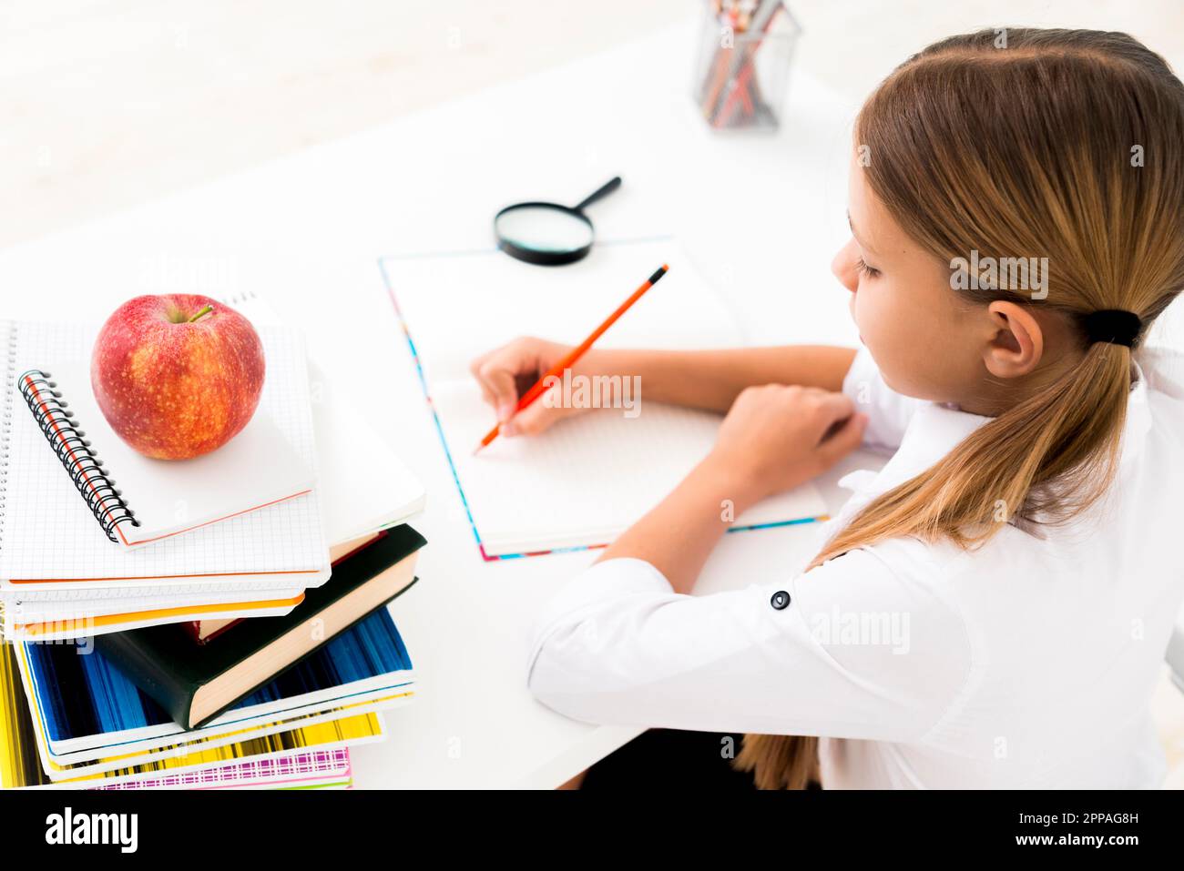 Scrivania uniforme immagini e fotografie stock ad alta risoluzione - Alamy