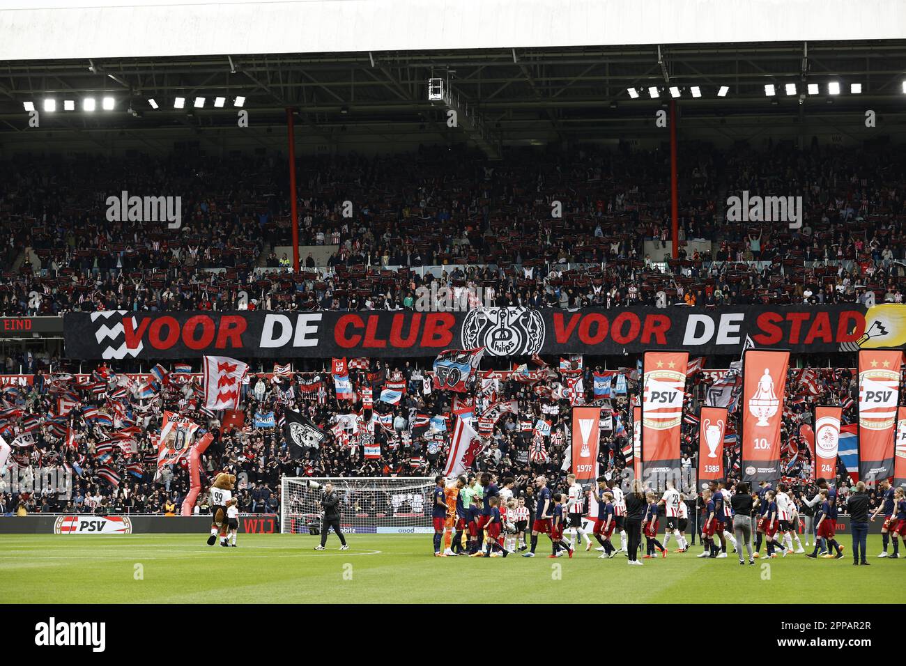 EINDHOVEN - tifosi del PSV con il banner "per il club, per la città ...