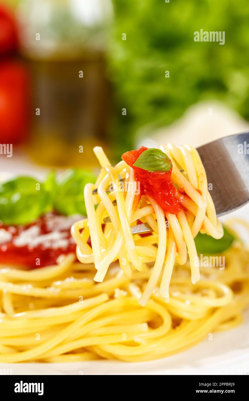 Stoccarda, Germania - 3 aprile 2023: Spaghetti mangiare con forchetta ...