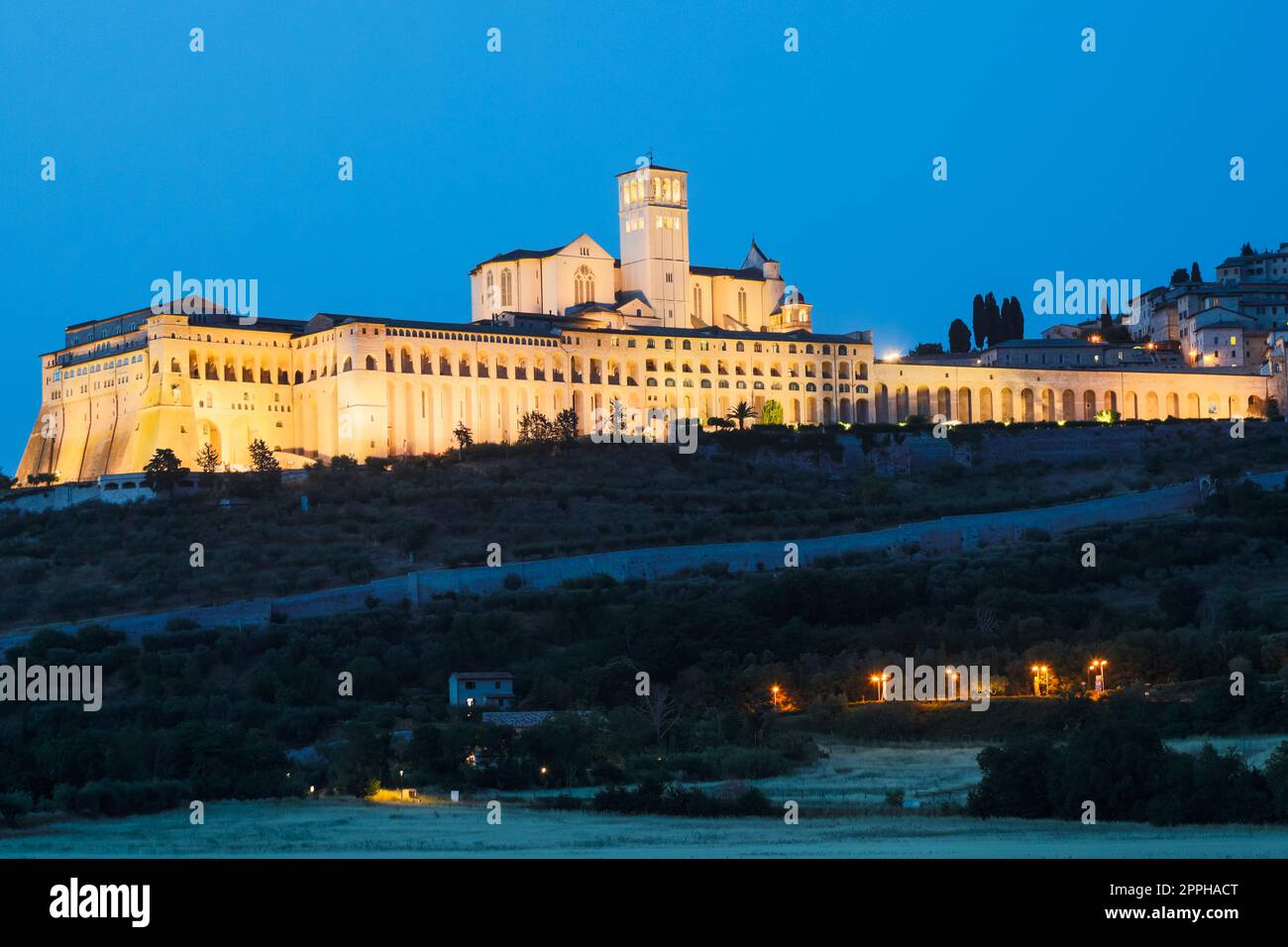 Basilica di Assisi di notte, regione Umbria, Italia. La città è famosa ...