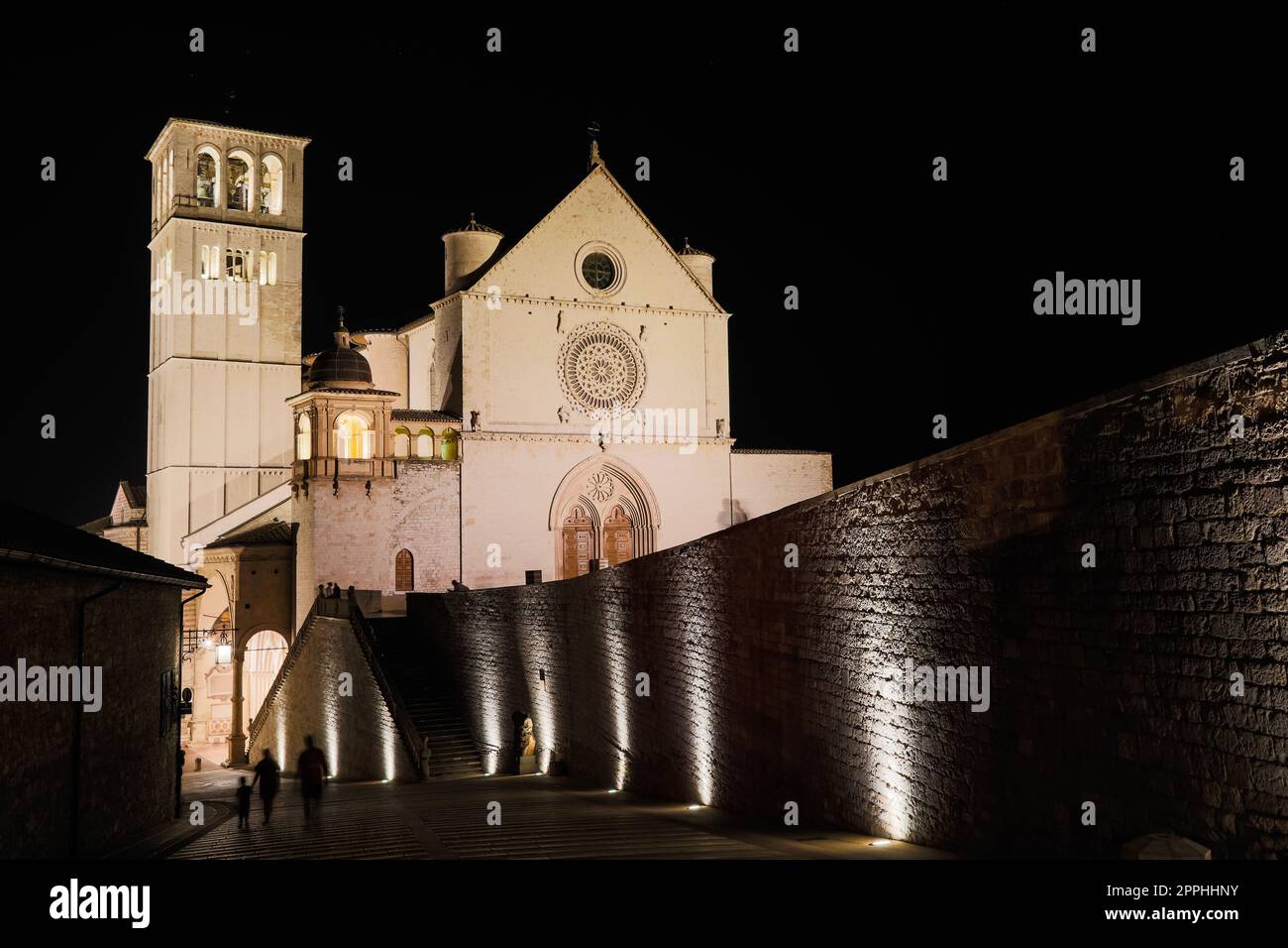 Basilica di Assisi di notte, regione Umbria, Italia. La città è famosa ...
