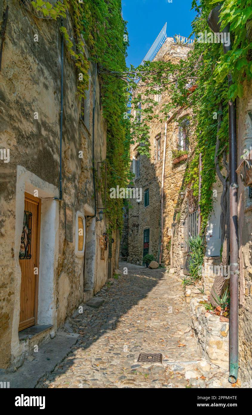 Bussana vecchia immagini e fotografie stock ad alta risoluzione - Alamy