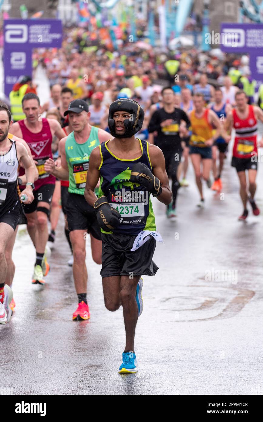 Alex Grady indossa guanti da boxe e copricapo in gara nella TCS London ...