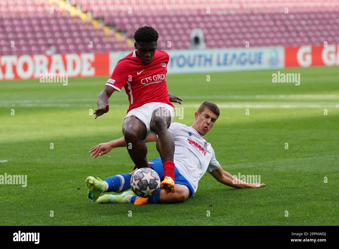 GINEVRA - (lr) Luka Vuskovic di Hajduk Split, Ernest Poku di AZ durante la partita finale della ...