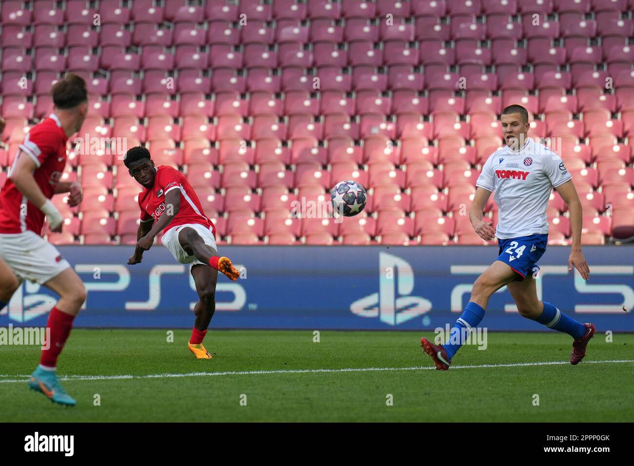 GINEVRA - Ernest Poku dell'AZ segna il 2-0 durante la partita finale della UEFA Youth League tra ...