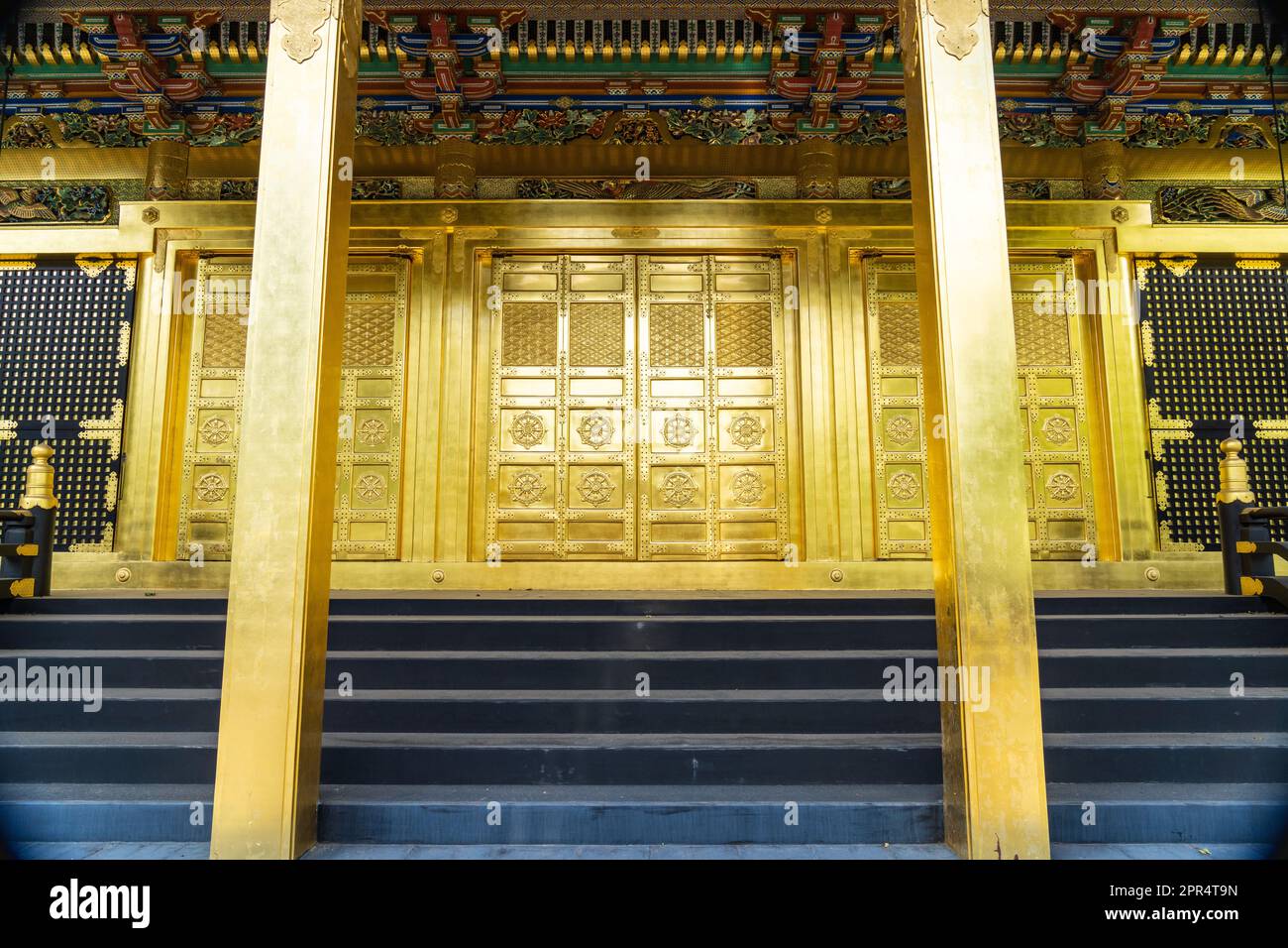 La porta d'oro ornato di Karamon all'onore al Santuario di Ueno Tosho ...