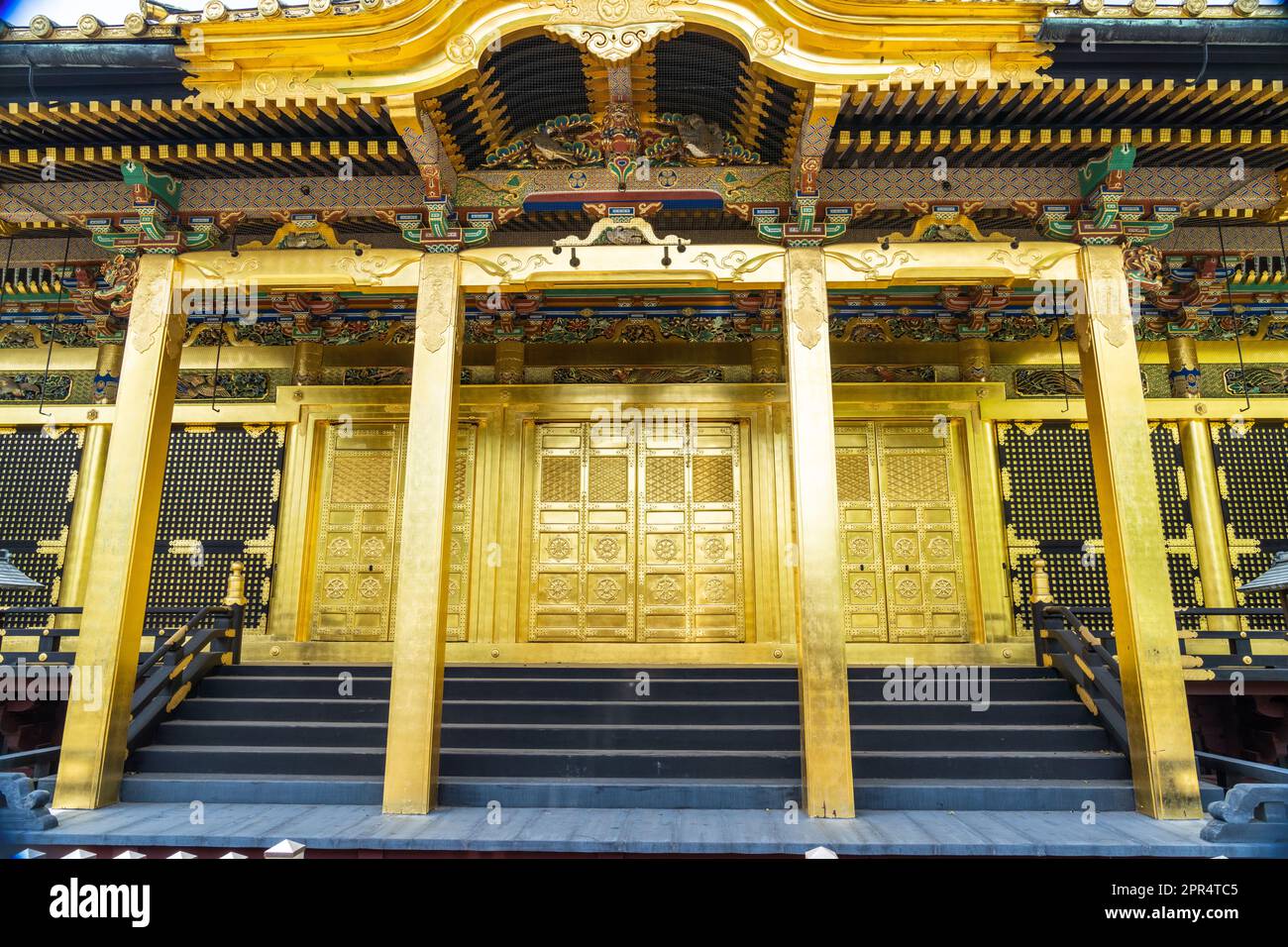 La porta d'oro ornato di Karamon all'onore al Santuario di Ueno Tosho ...