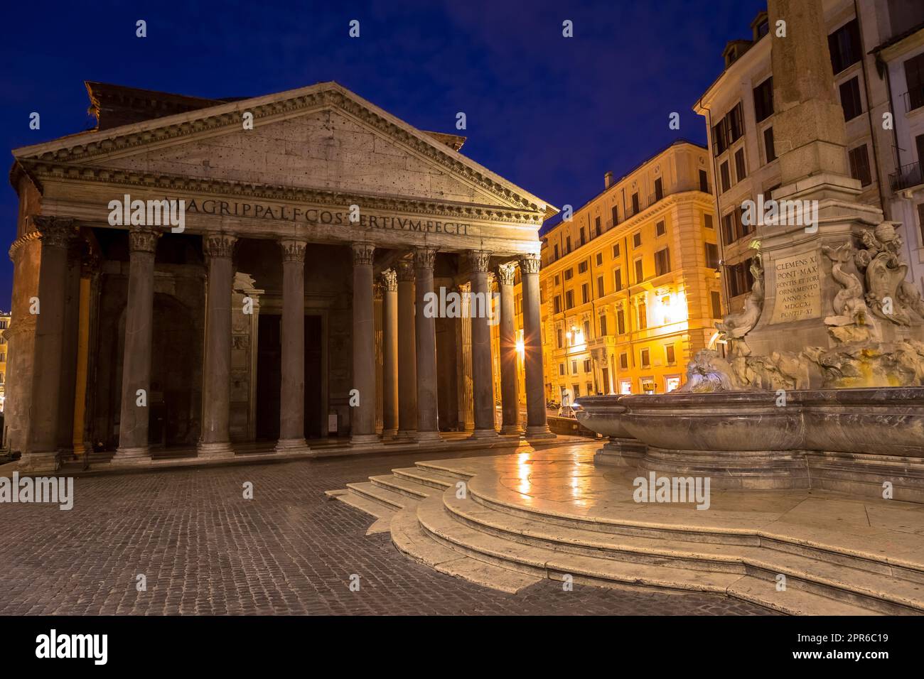 Pantheon illuminato a Roma di notte. Uno dei più famosi monumenti ...