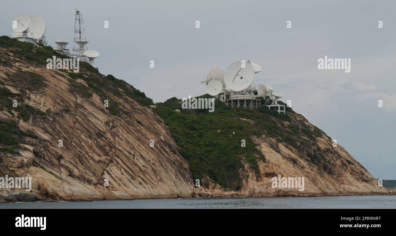 Parabola satellitare su montagna immagini e fotografie stock ad alta ...