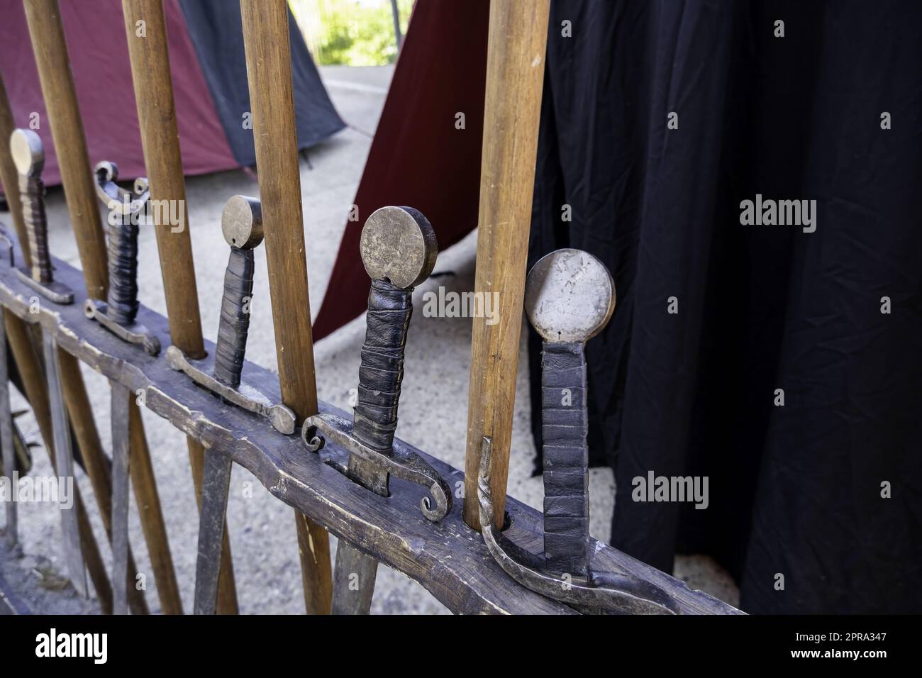 Antiche spade medievali immagini e fotografie stock ad alta risoluzione ...