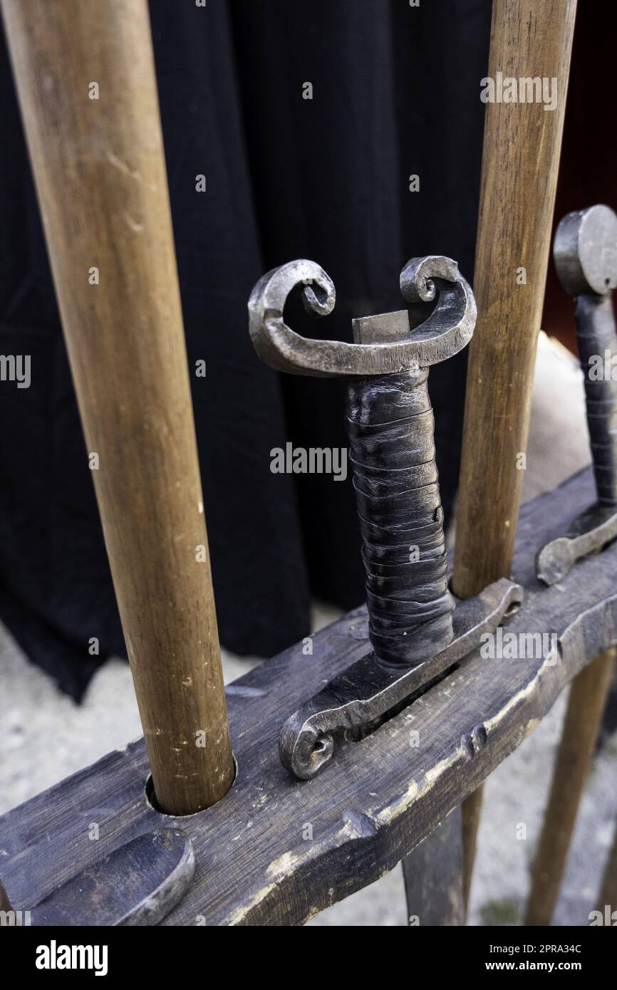 Antiche spade medievali immagini e fotografie stock ad alta risoluzione ...