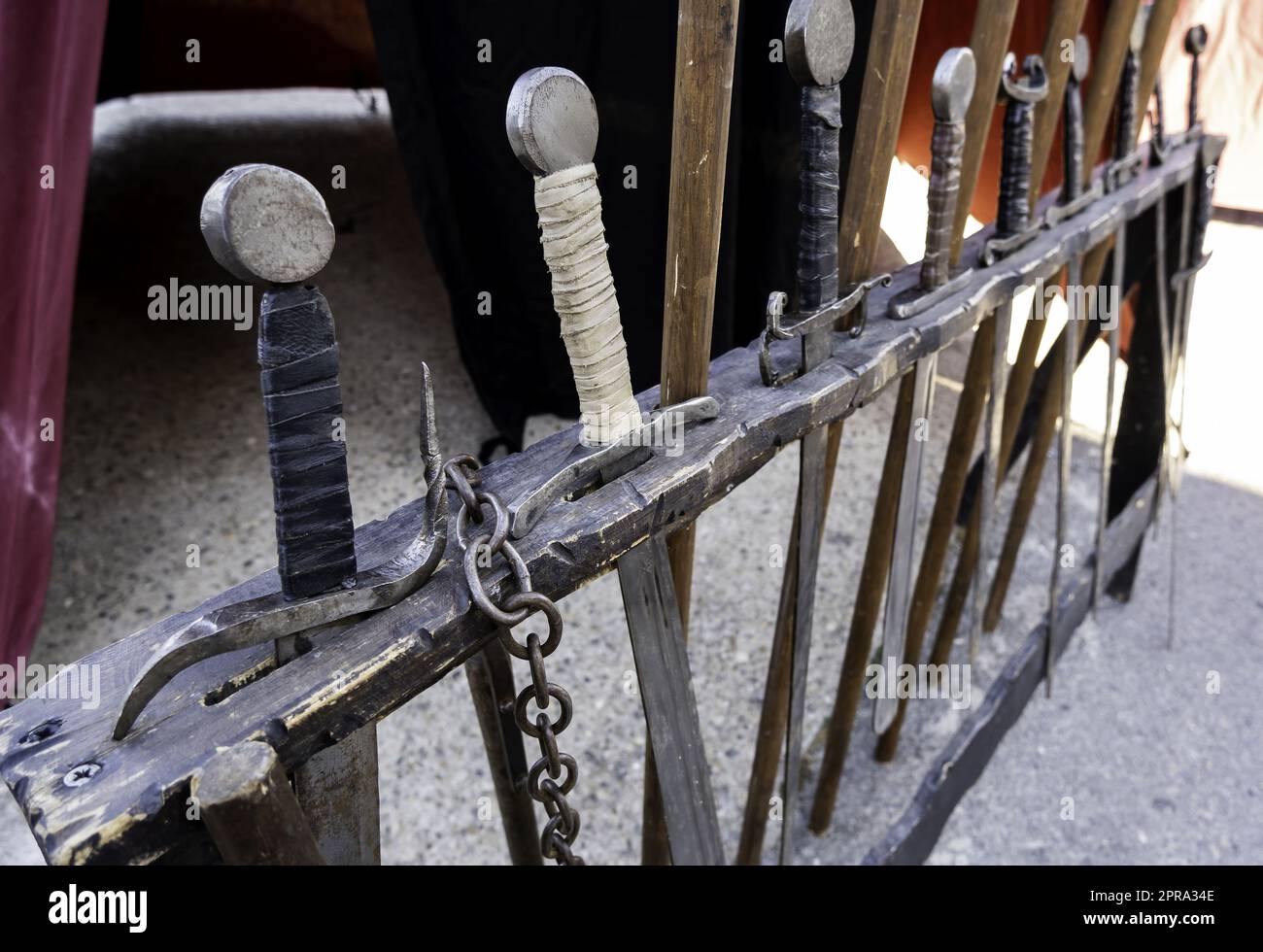 Antiche spade medievali immagini e fotografie stock ad alta risoluzione ...
