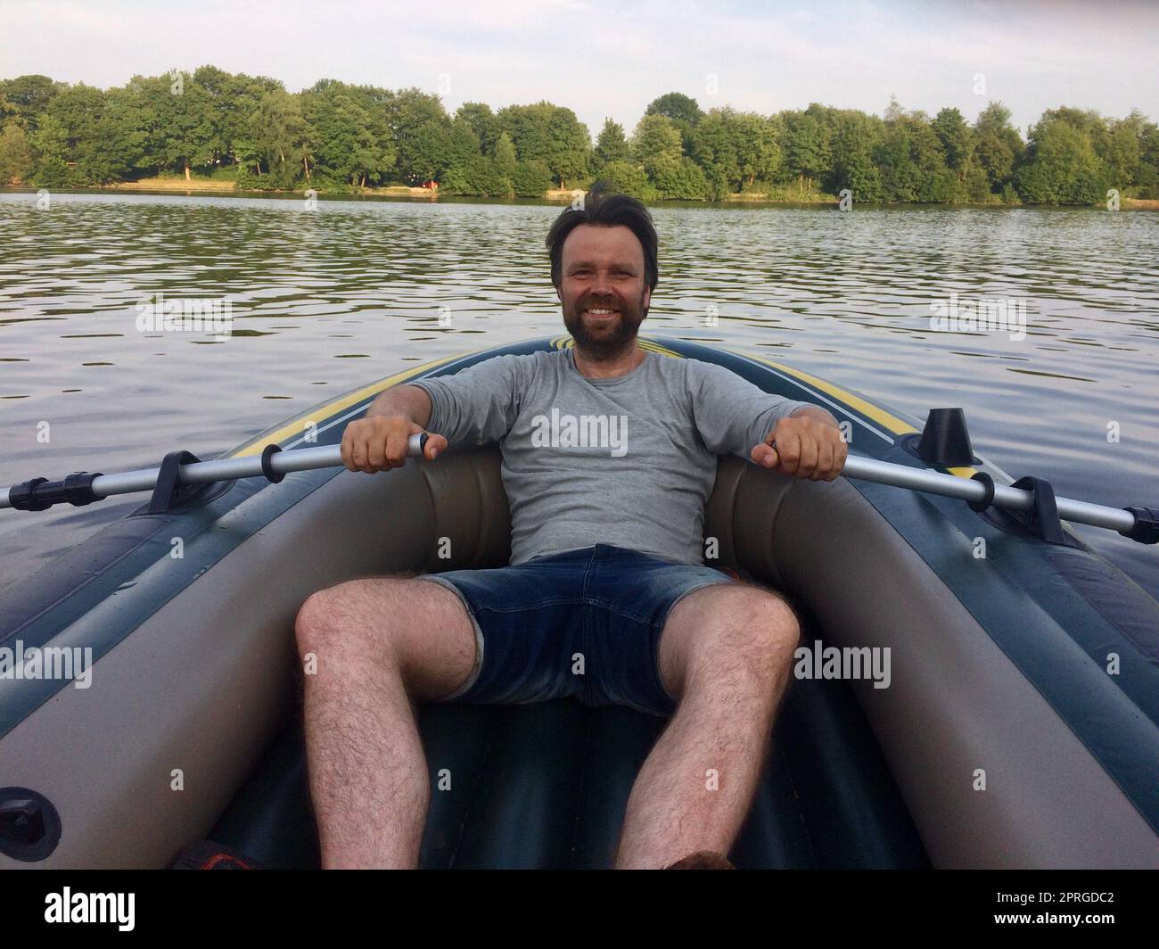 Uomo che rema una barca immagini e fotografie stock ad alta risoluzione ...