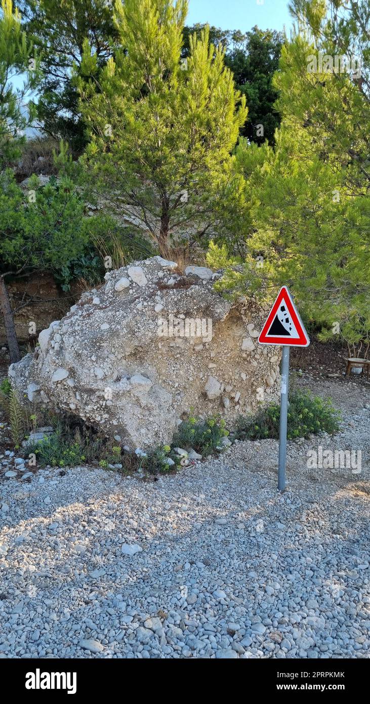 Cartello di attenzione per la caduta della roccia. Segnale di ...