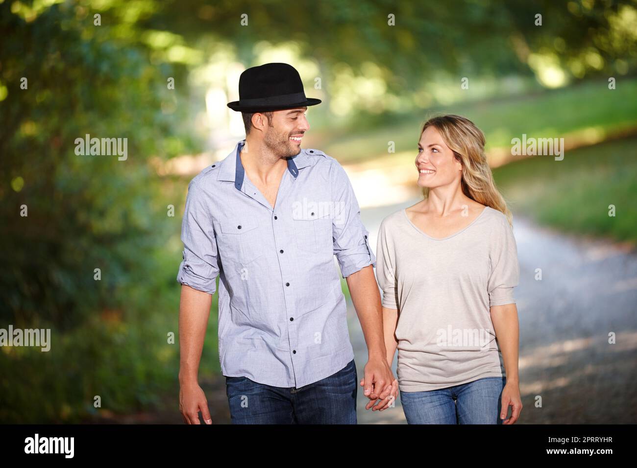 Due giovani donne che camminano mano nella mano immagini e fotografie ...