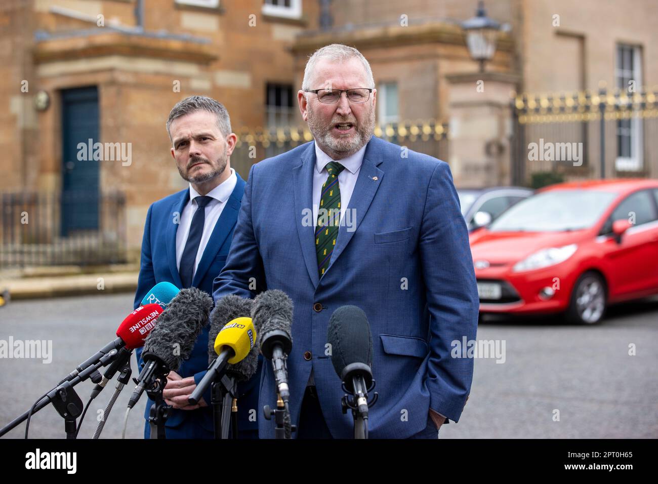 Doug Beattie MLA, leader dell'UUP (a destra) con il collega di partito ...