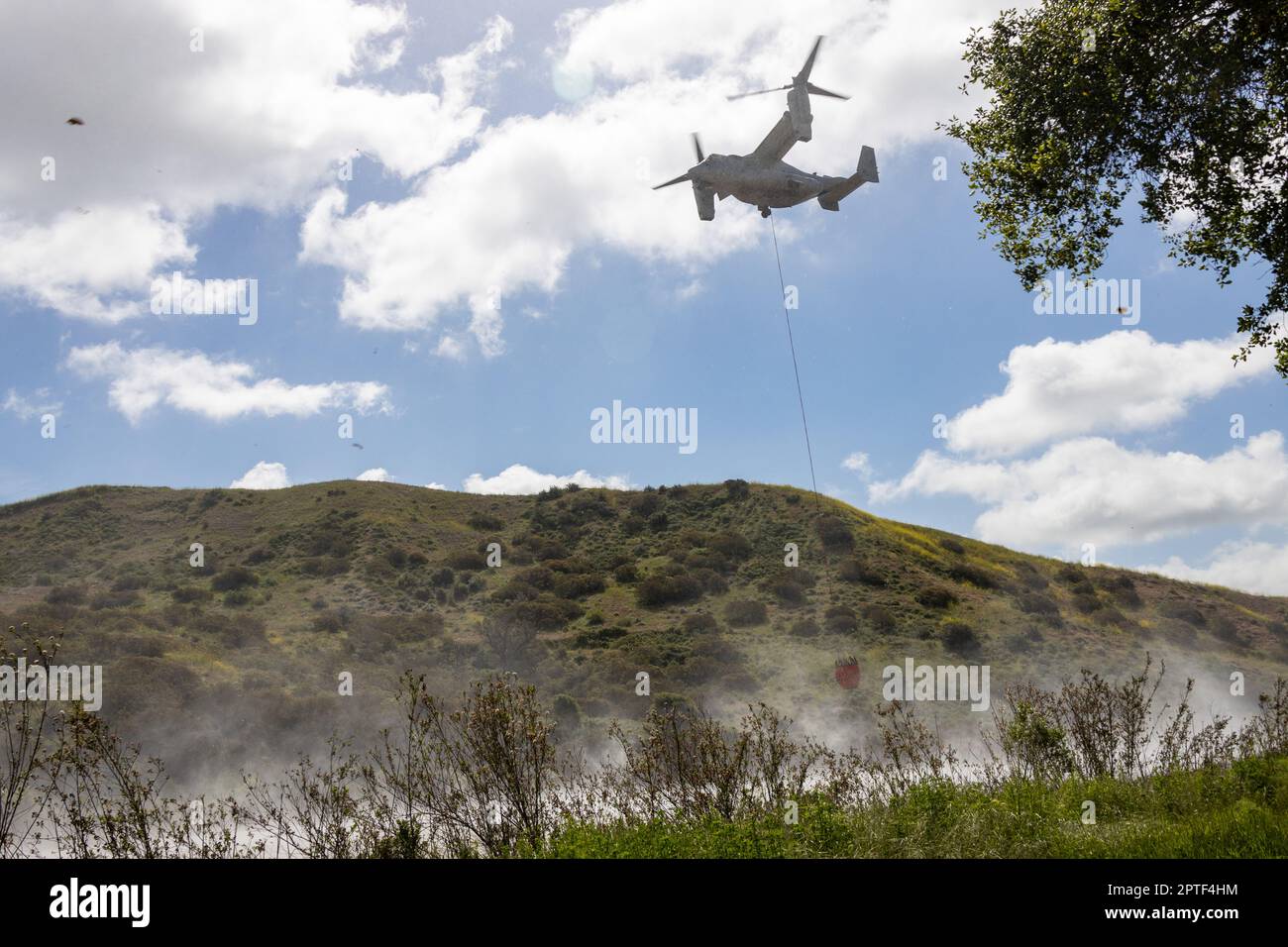 NEGLI STATI UNITI L'aereo marino MV-22 Osprey trasporta un secchio di ...