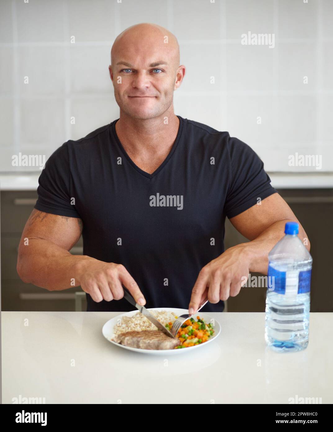 Bodybuilder uomo, pasto e casa in ritratto con cibo, acqua e proteine ...