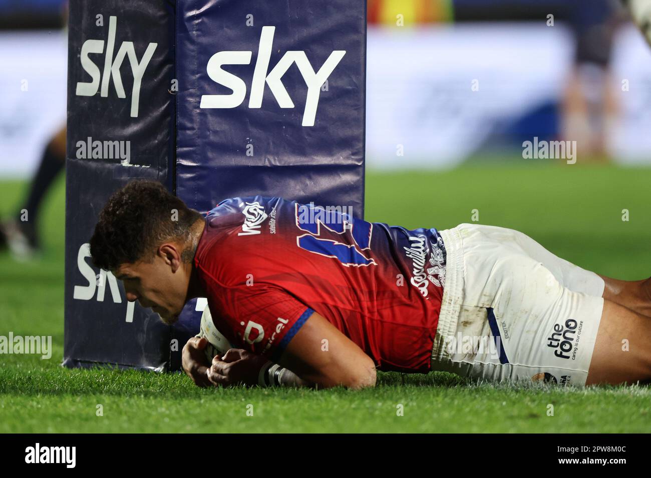 Levi Aumua di Moana Pasifika segna una prova durante la partita Super ...