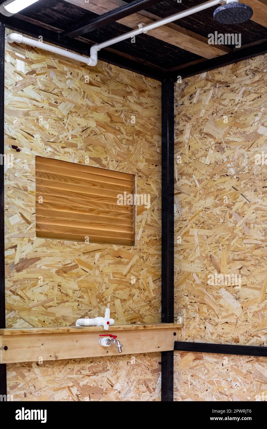 Cabina doccia estiva con telaio in tubi profilati metallici, rivestita ...