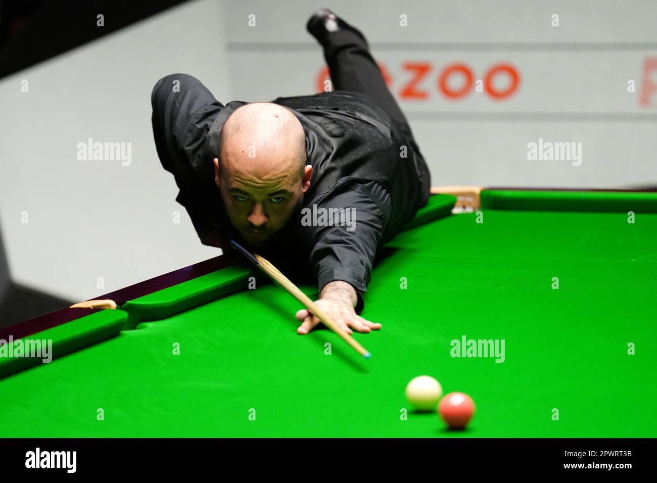 Luca Brecel in azione contro Mark Selby (non illustrato) durante la ...