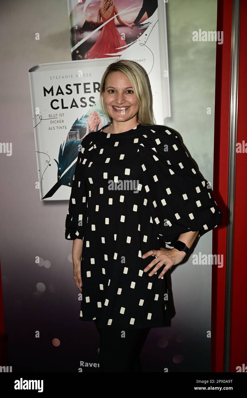 Stefanie Hasse bei der Signierstunde 'Master Class' am Messestand von ...