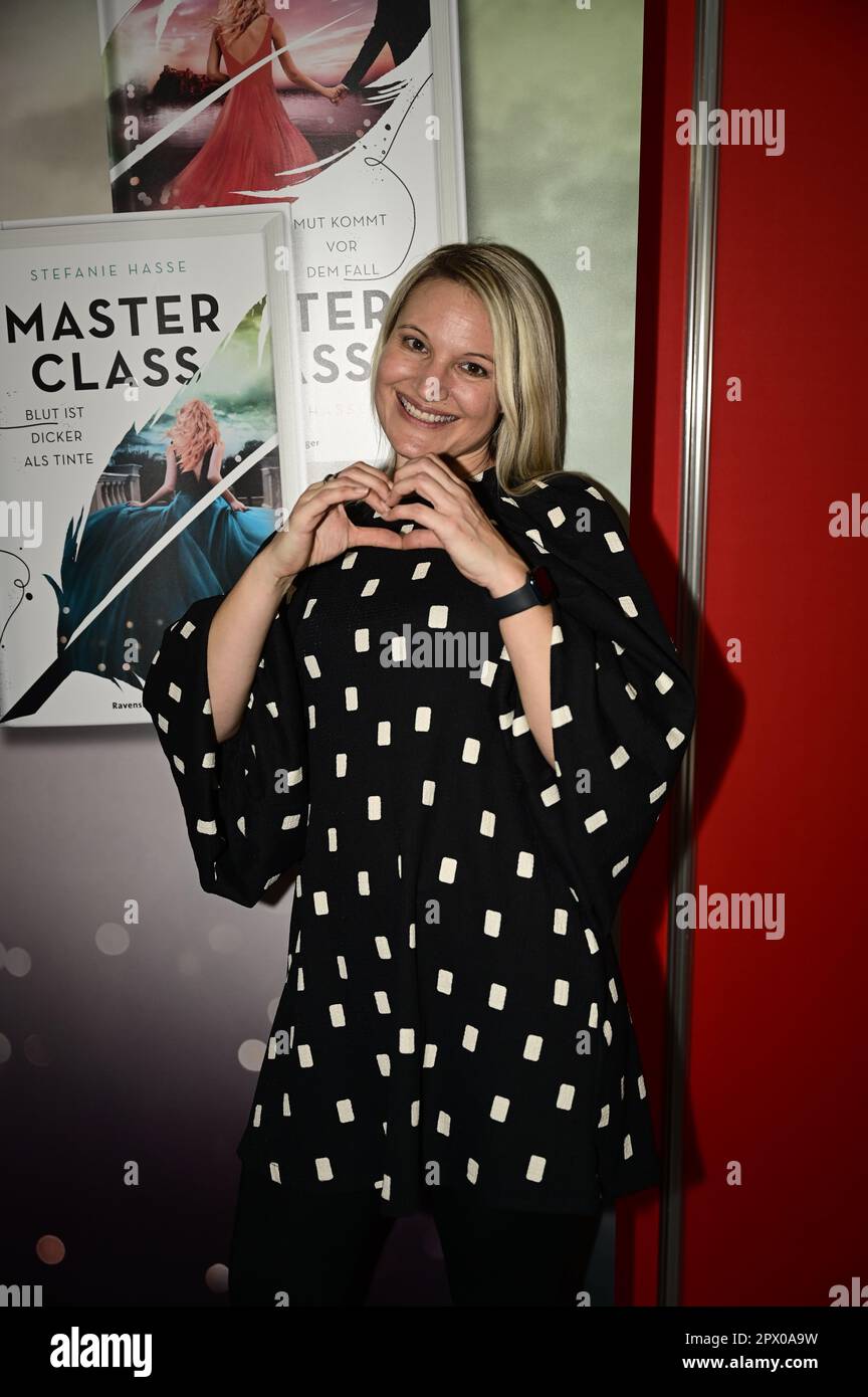 Stefanie Hasse bei der Signierstunde 'Master Class' am Messestand von ...