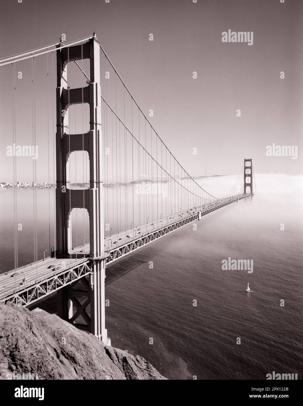1980S TORRI DEL GOLDEN GATE BRIDGE CON UNA PERSISTENTE NEBBIA BANK ...