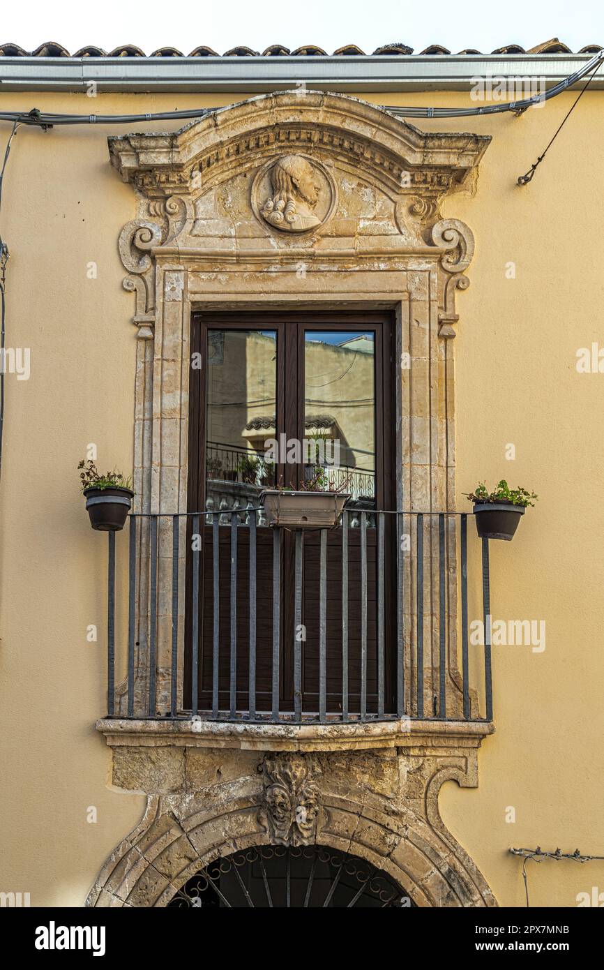 Balcone barocco sopra la porta d'ingresso di una casa. Noto, provincia ...
