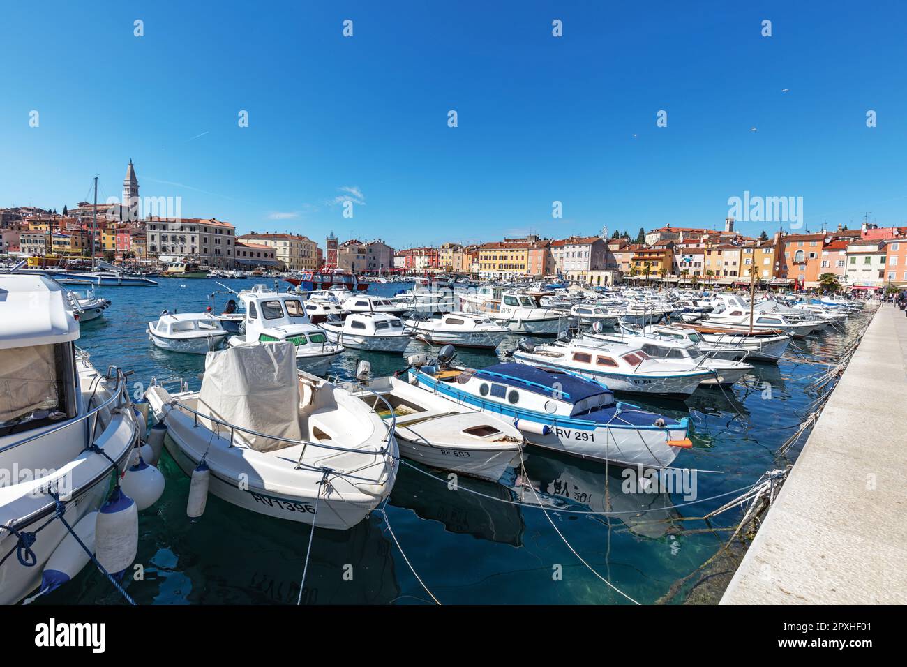Barche ormeggiate nel porto medievale della Città Vecchia e porto ...
