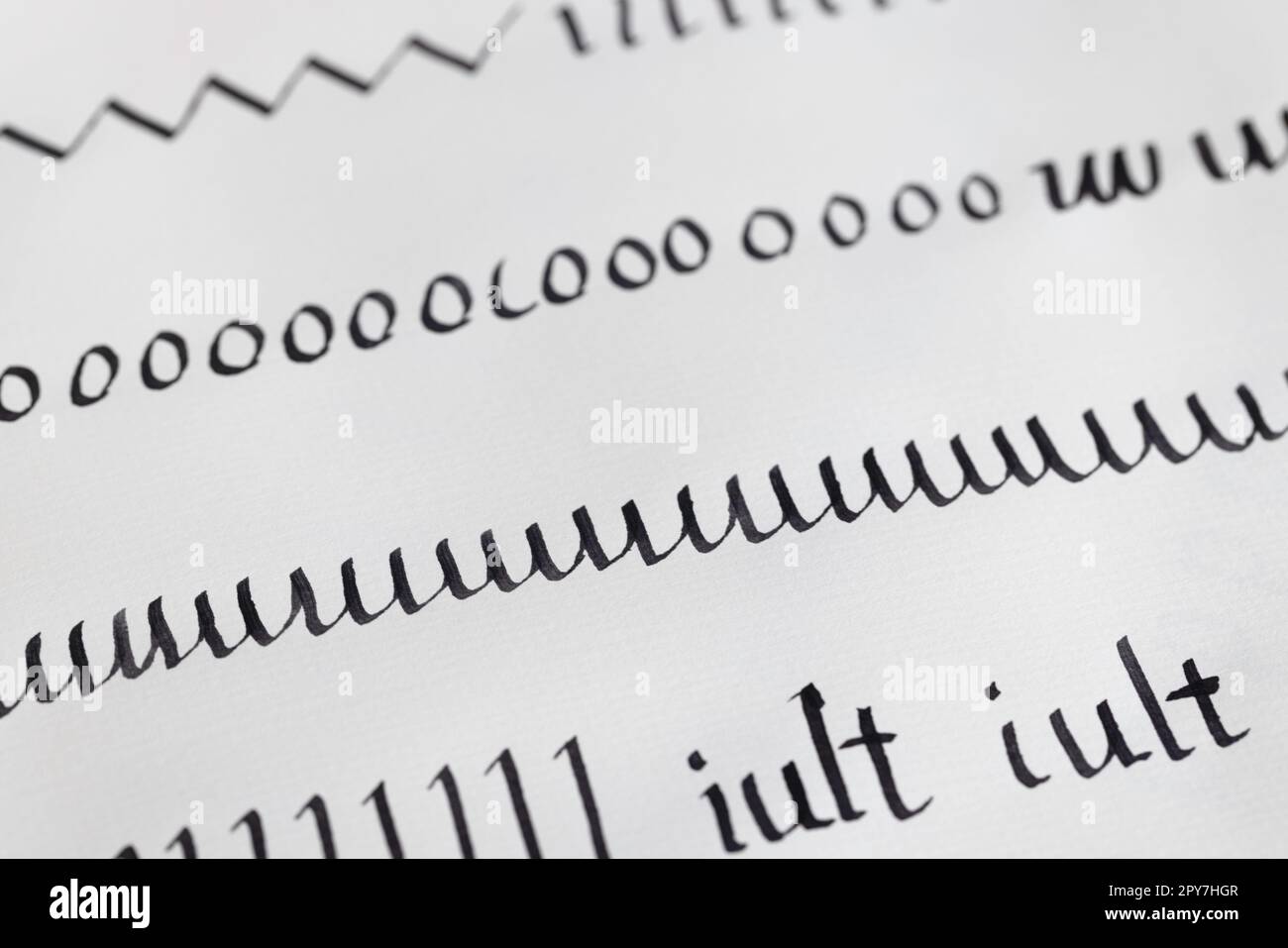 Praticare calligrafia immagini e fotografie stock ad alta risoluzione ...