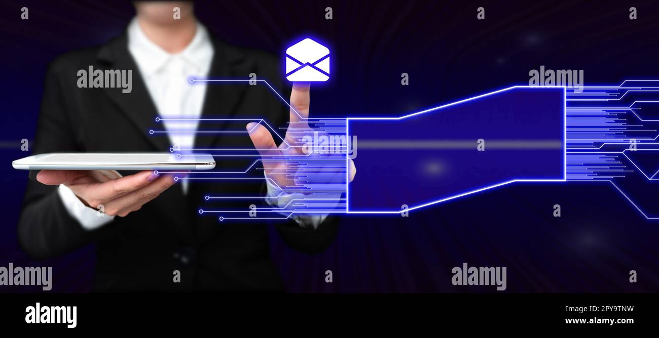 Signora in uniforme tenendo il tablet e premendo il pulsante virtuale ...