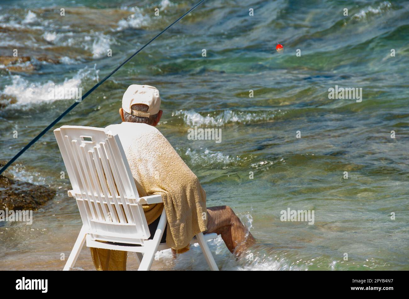 Pescatore solitario durante la pesca immagini e fotografie stock ad ...